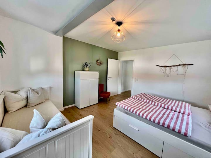 Sunny 45 Sqm Apartment With Private Entrance - Bad Schönborn