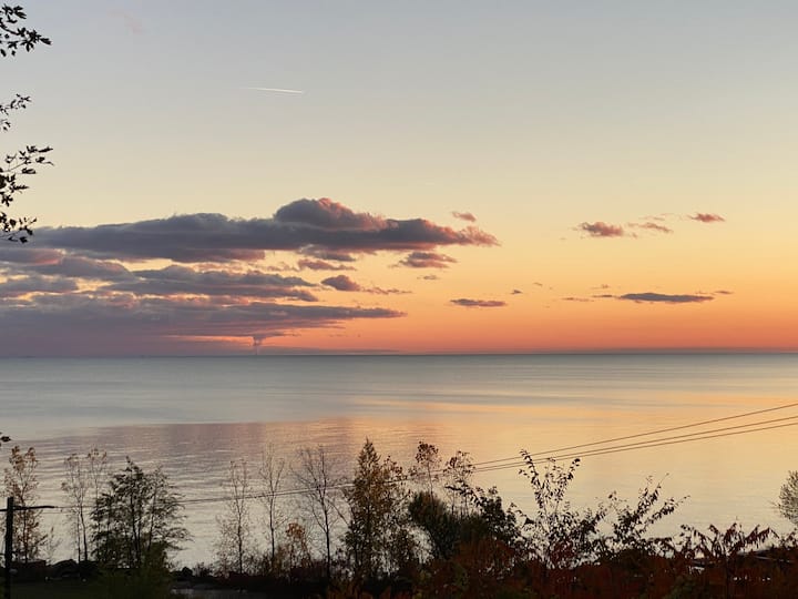 Charming Century Lakeside Retreat *Private Beach* - Leamington