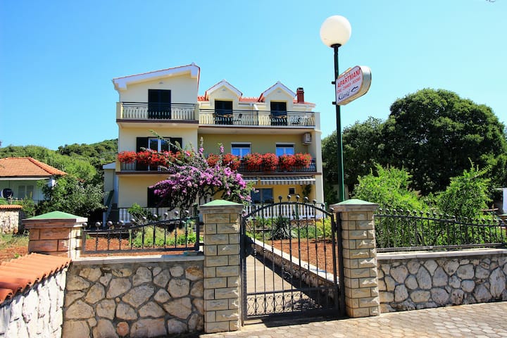 Spacious App With 2 Bedrooms - Murter-Kornati