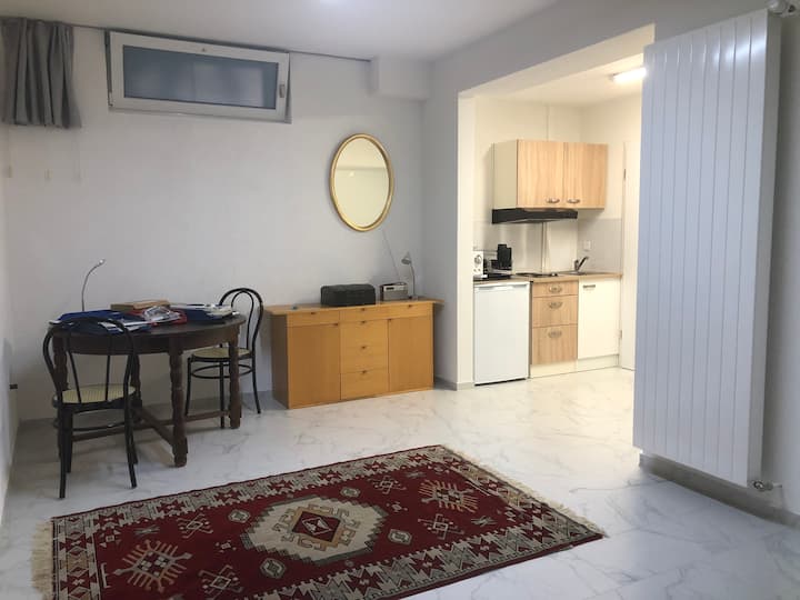 Small Equipped Apartment For Visitors And Tourists - Bern