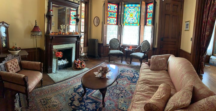 Gillis Grier Bed & Breakfast - The Tower Room - Salisbury, MD