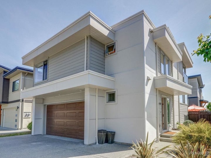 “Sea Breeze” Victoria House W/ Ocean View Balcony - Langford