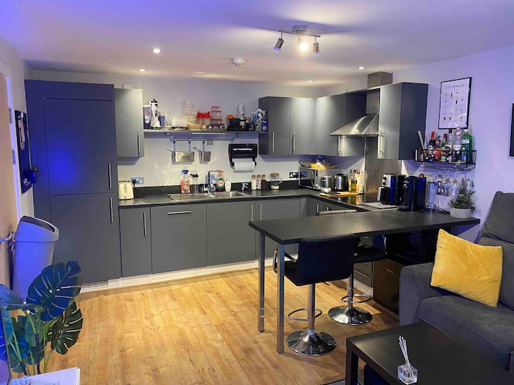 Modern, Top Floor 1 Bedroom Apartment - Cardiff
