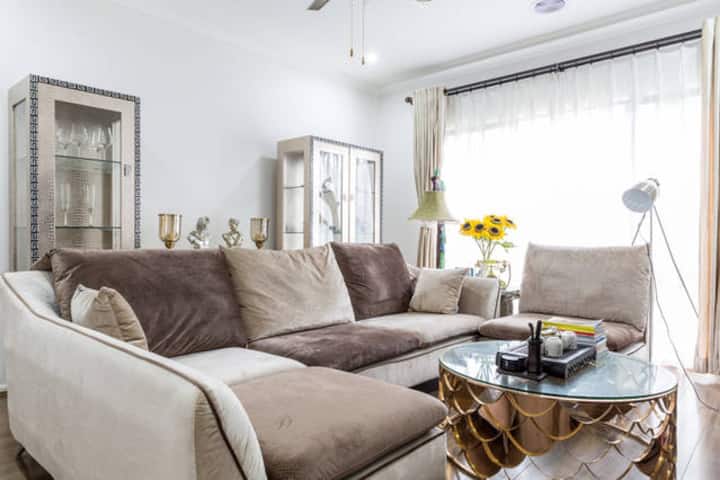 Sunny Room With Genuine Leather Queen Bed - Dandenong