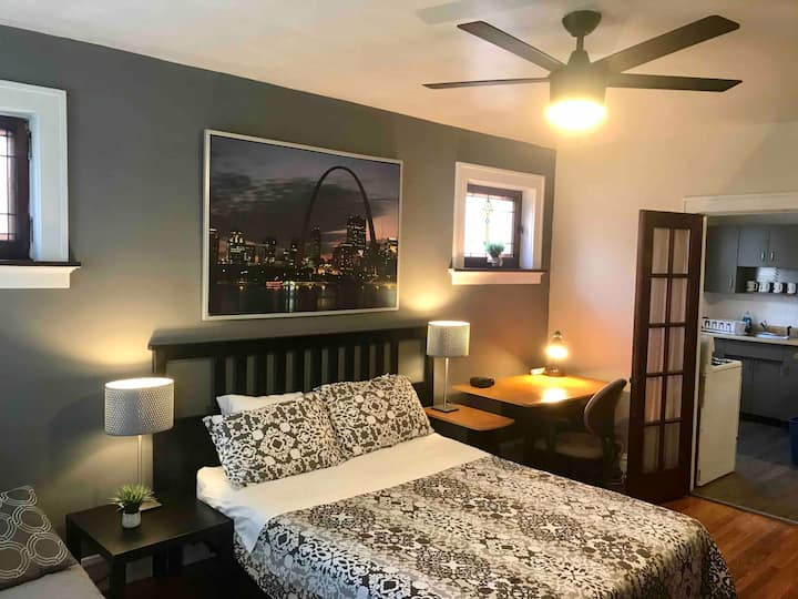 Centrally Located Nice Apartment - St. Louis, MO
