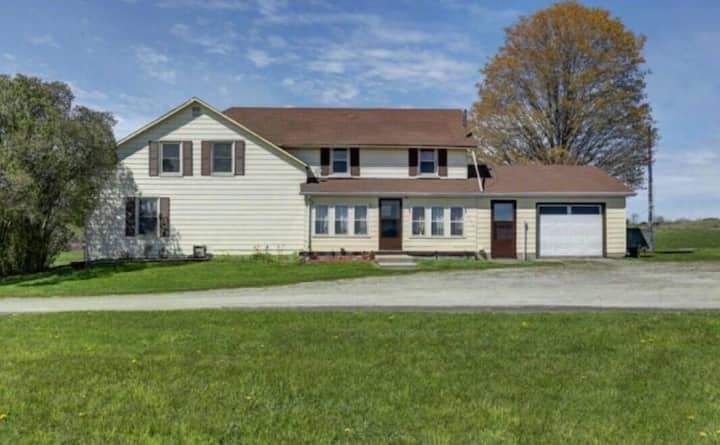 Farm Getaway! Rustic Cottage With 5+ Bedrooms. - Cobourg