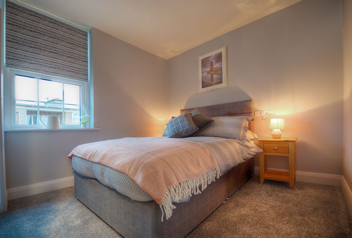 Over Massimo - Room 6 - Galway