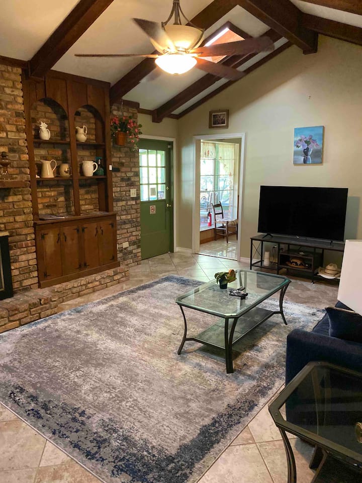 Myrtle’s Place, A Charming Home With A Pool! - Gulfport, MS