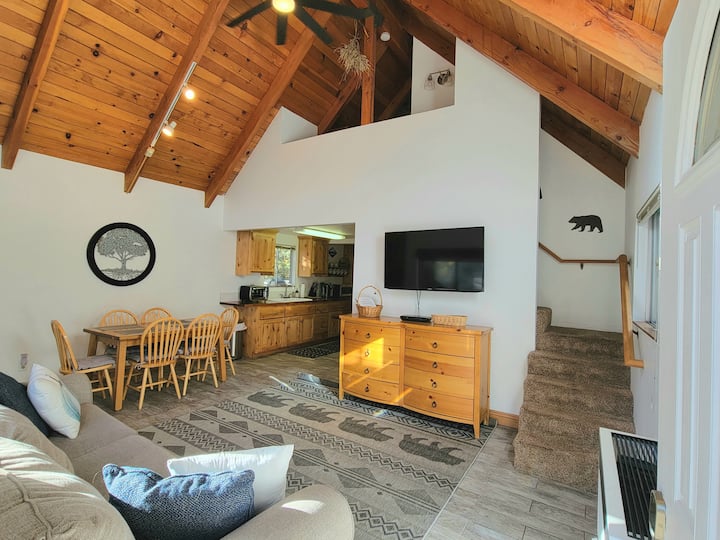 Cozy & Pet Friendly Stay At The Willow Bungalow - 빅베어레이크