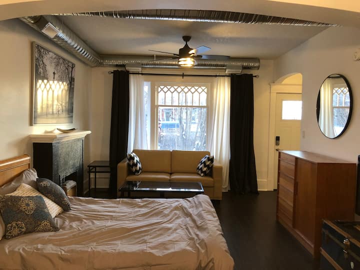 Spacious Studio Apartment Downtown Wifi + Netflix - Calgary