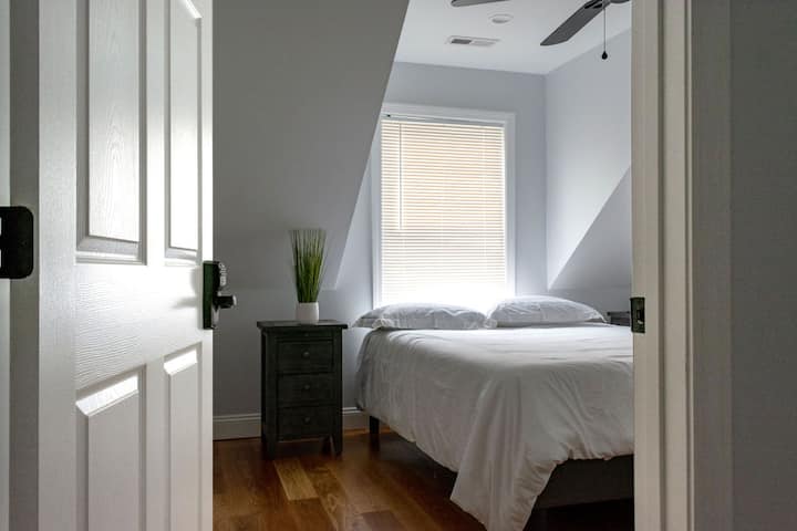Queen Bed - Boston - Rm 2 - Wakefield, MA