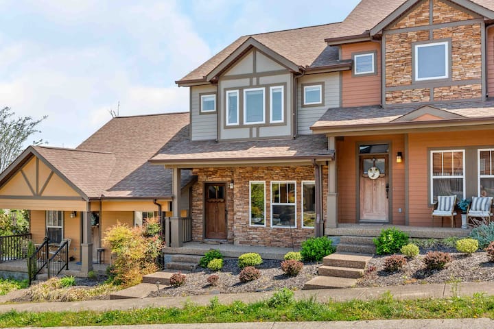 *Sidewalks, Pet Friendly, Nashville, Family Home - Brentwood, TN