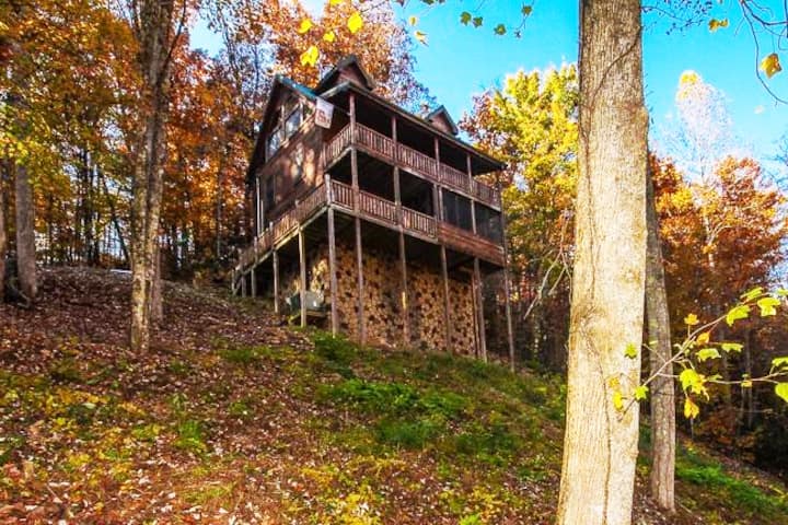 Bears Hideaway Family Retreat :) - Gatlinburg, TN