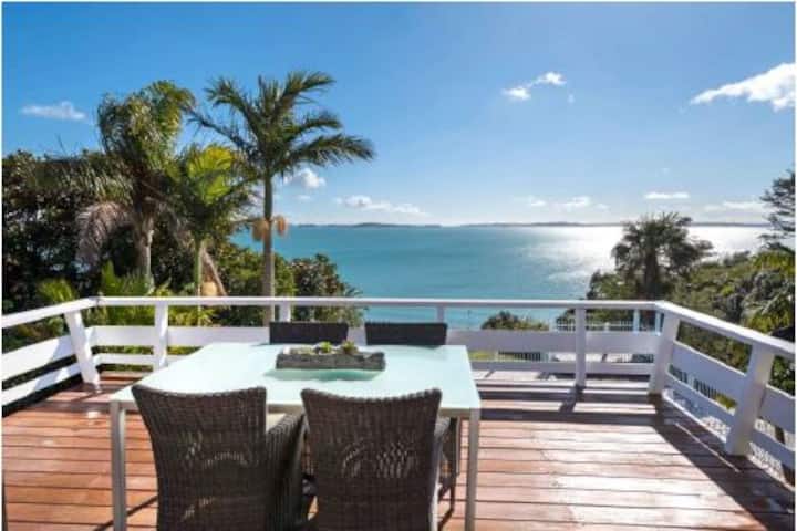 Stunning Sea Views, Relaxed City Beach Retreat - Waiheke Island