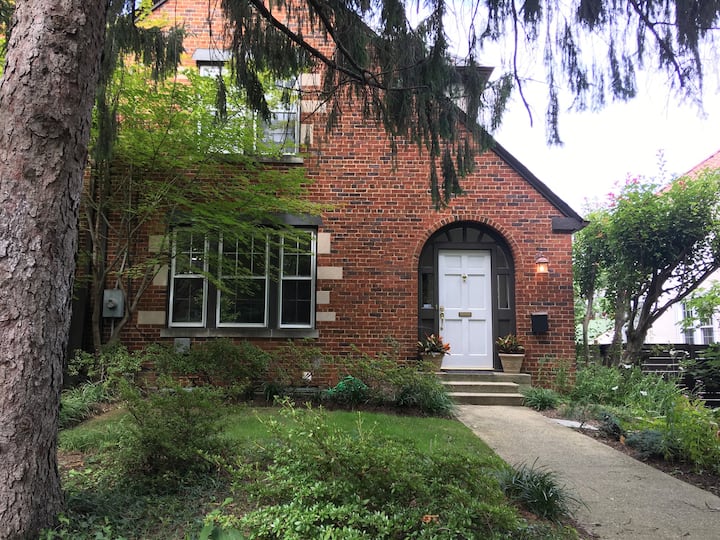 Charming Furnished Studio - Metro - Bethesda