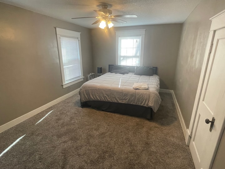 #2 Cozy Hideaway Next To Wu/fast Wifi/coffee - Topeka, KS