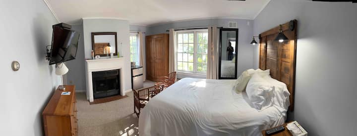 7 - Second Floor - Queen - Lake George, NY