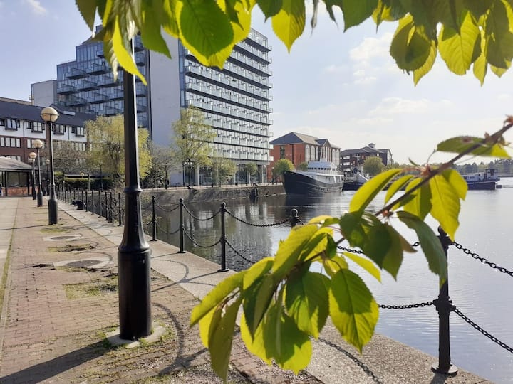 Waterfront Modern Studio, Manchester-min 28 Nights - Mánchester