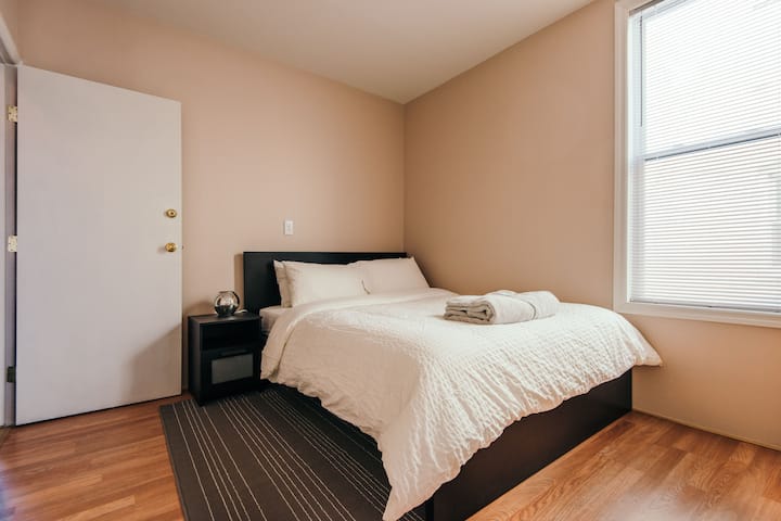 Introvert's Haven: Bedroom W/ Private Living - Brooklyn, NY