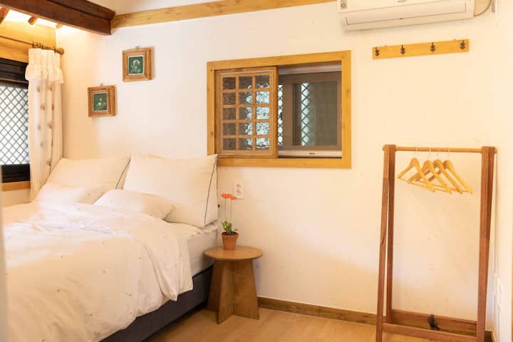 전주 한옥마을안 독채
숲속같은 '어울림' - Jeonju-si