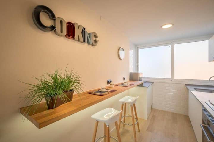 Oceanfront Oasis: Sea & Mountain Views - Castelldefels