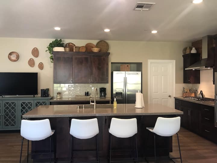 Large Redding Home Away From Home - 레딩