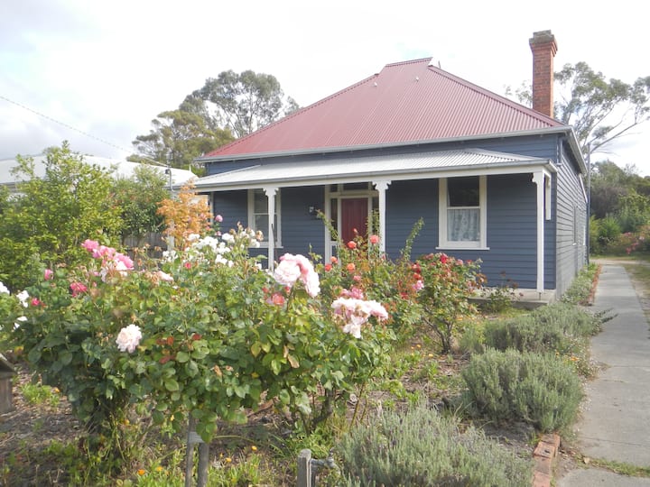 Yarram Cottage: Art And Accommodation - Yarram