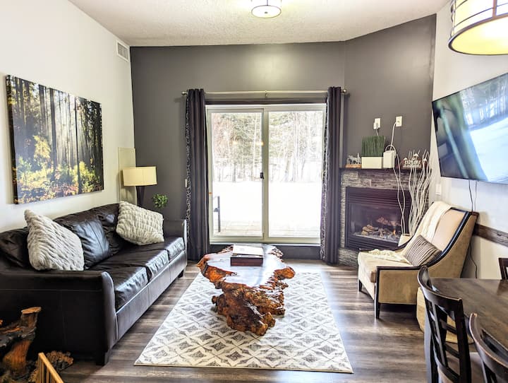 Canmore Mountain Retreat. Hot Tub, Pool, King Bed! - Canmore