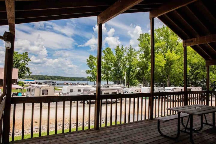 Buchanan Resort Deluxe Cabin - Paris Landing State Park, Buchanan