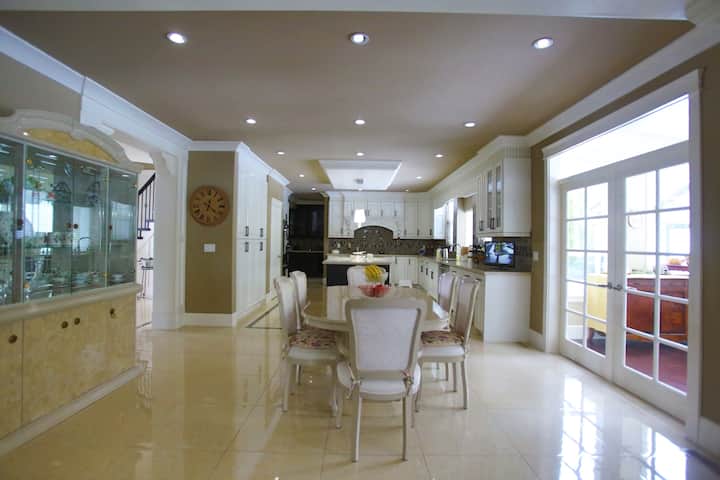 Luxury Newly Renovated Private Bedroom & Bath- B - New Westminster