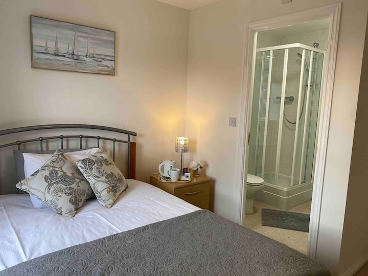 The Laurels, Ensuite Room, Parking (3) - Hereford