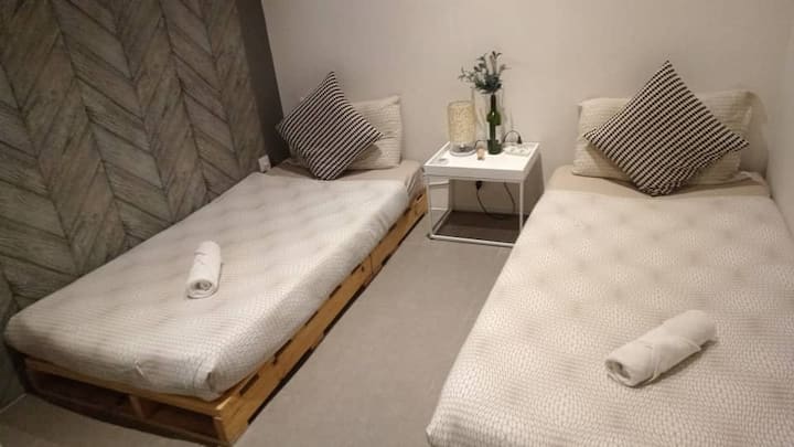 Room In Estcondo@lrt Bangsar/kl Sentral/mid Valley - Kuala Lumpur