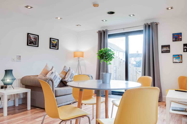 Belfast's Titanic Quarter Stylish Apartment. - Belfast