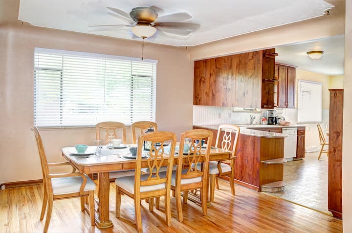 Arvada 2 Bed Home With Backyard 20 Min To Denver - Arvada, CO