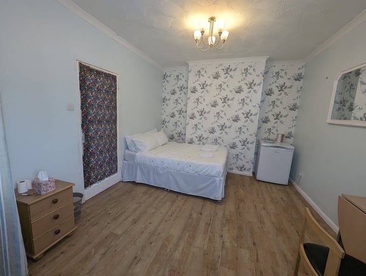 Comfortable Double Bedroom In A Home In Gillingham - Chatham