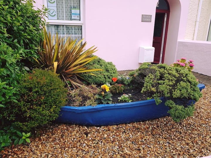 Cottage Close To Town Centre With Private Parking - Tenby