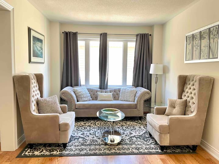 Stylish 4 Bdrm/wifi/lake Nearby - Lindsay