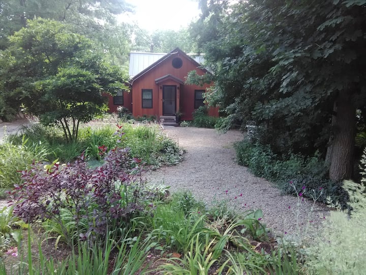 Relaxing Cottage On The Woods! - Newton, MA