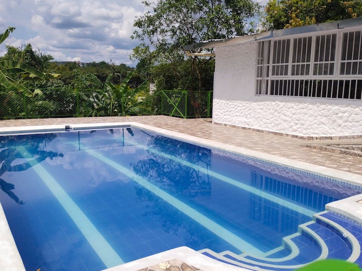 Agradable Casa Con Piscina Para Hasta 15 Personas - Melgar