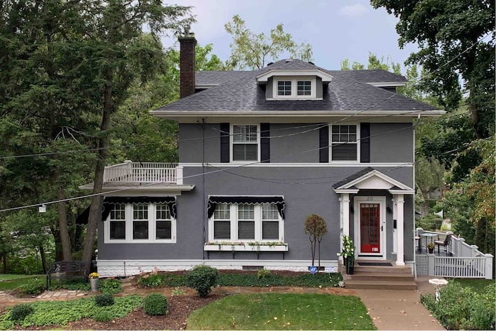Davenport
East Village Retreat-mcclellan Heights - Davenport, IA