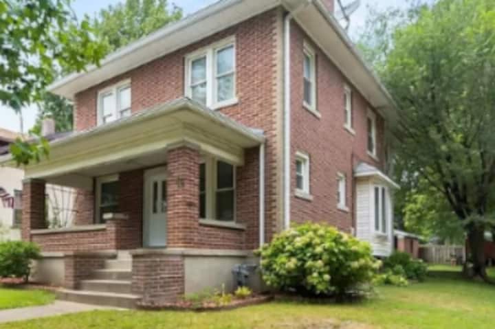 100-yr Beautiful Brick Bungalow Near Historic Cape - Jackson, MO