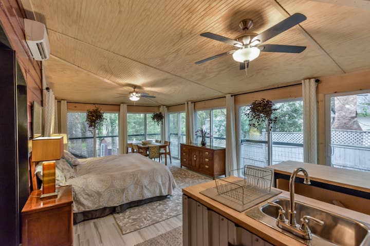Eclectic Forest View Efficiency In Chapel Hill - Chapel Hill, NC