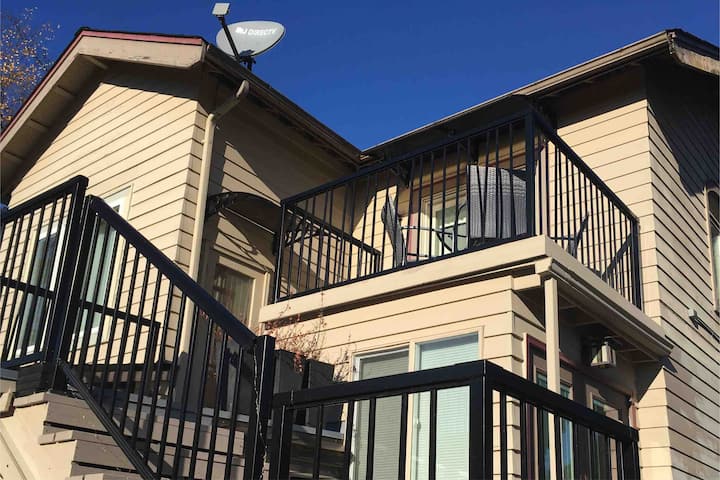 Beautiful View Ravenna Apartment - Seattle, WA