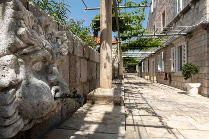 Duks-dvori- East - Dubrovnik