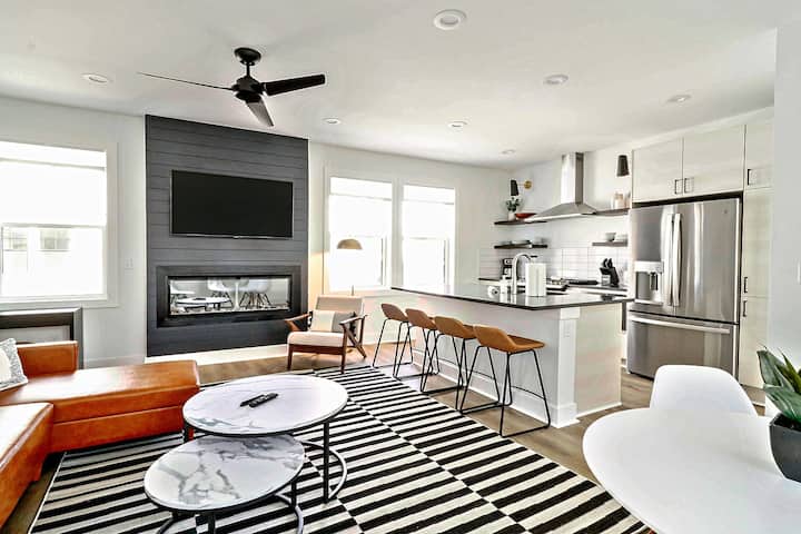 Modern Townhome With Rooftop Deck & Ocean Views - Virginia Beach, VA