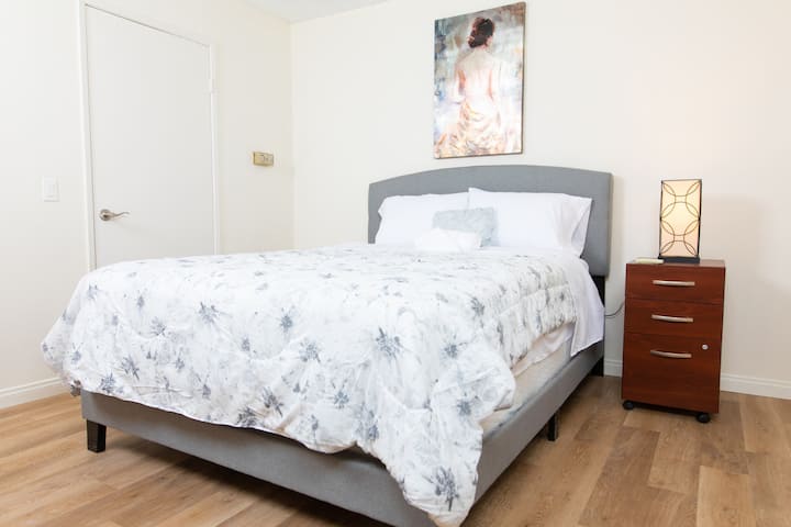 Spacious Hollywood One Bedroom Suite-furnished - West Hollywood, CA