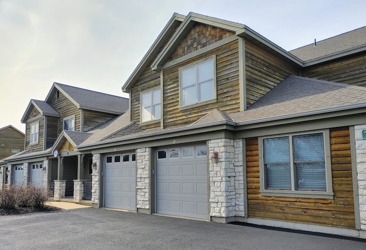 Indoor/outdoor Pools! Meadow Ridge Condo #28 - Egg Harbor, WI