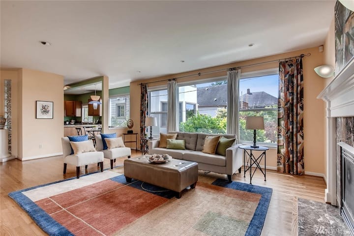 Master Suite Water Views - Seattle Space Needle - Seattle, WA