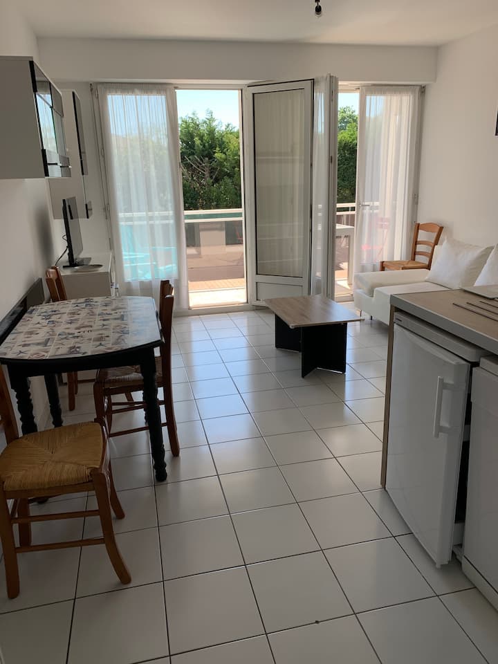 Charmant T2 Lumineux 30m2 Avec Grand Balcon - Royan