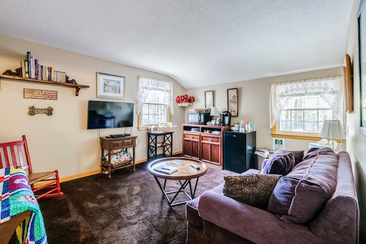 Heidi's Hide-away 2 1/2 Bedroom Suite - Farmington, CT